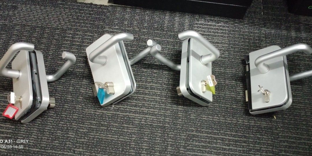 DORMA GLASS DOOR LOCKSET, Furniture & Home Living, Security & Locks ...