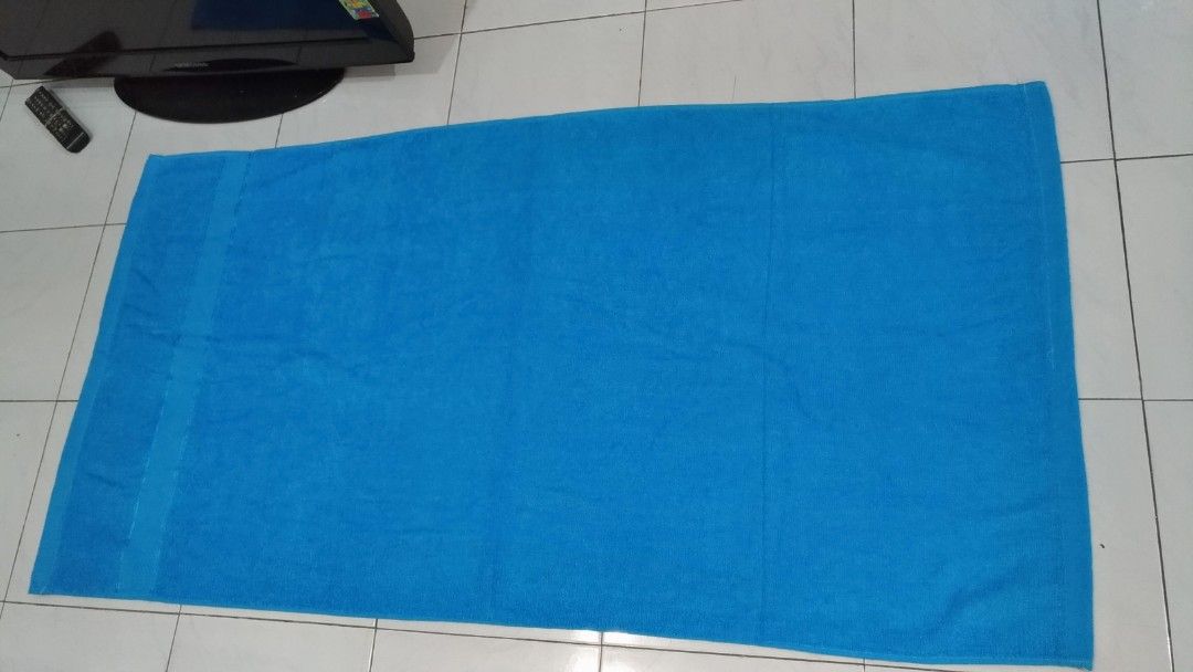 Handuk besar biru, Perabotan Rumah di Carousell
