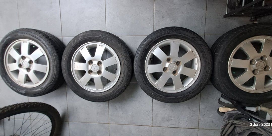 Jual Velg R14 OEM Mitsubishi, gratis ban, Aksesoris Mobil di Carousell