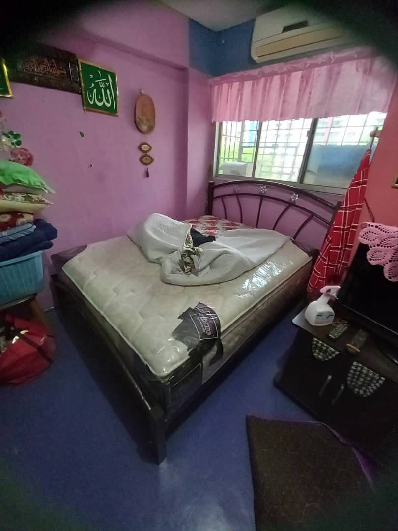 Katil solid besi, tilam, aircond 1hp, Tv dan penapis air, Furniture ...