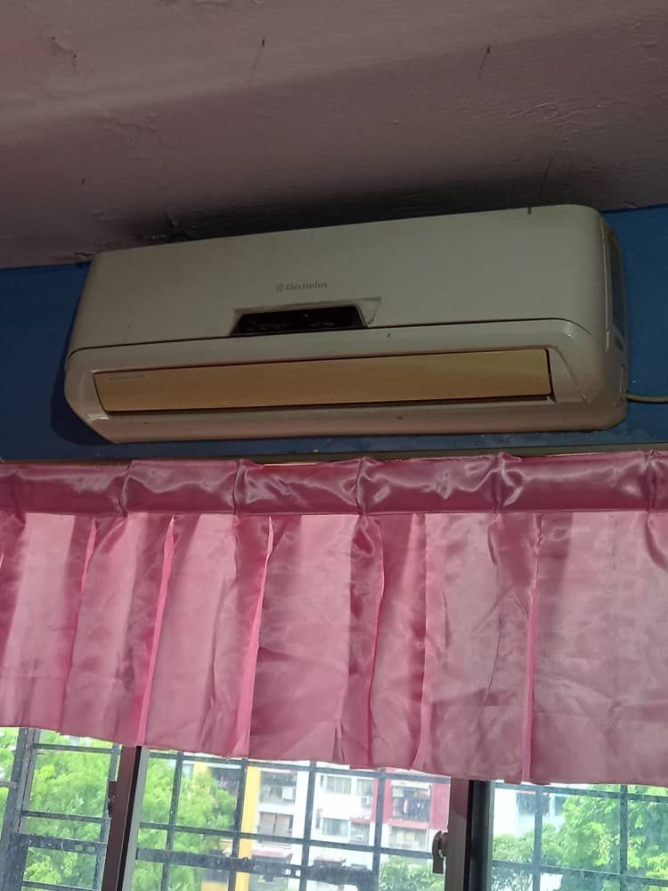 Katil solid besi, tilam, aircond 1hp, Tv dan penapis air, Furniture ...