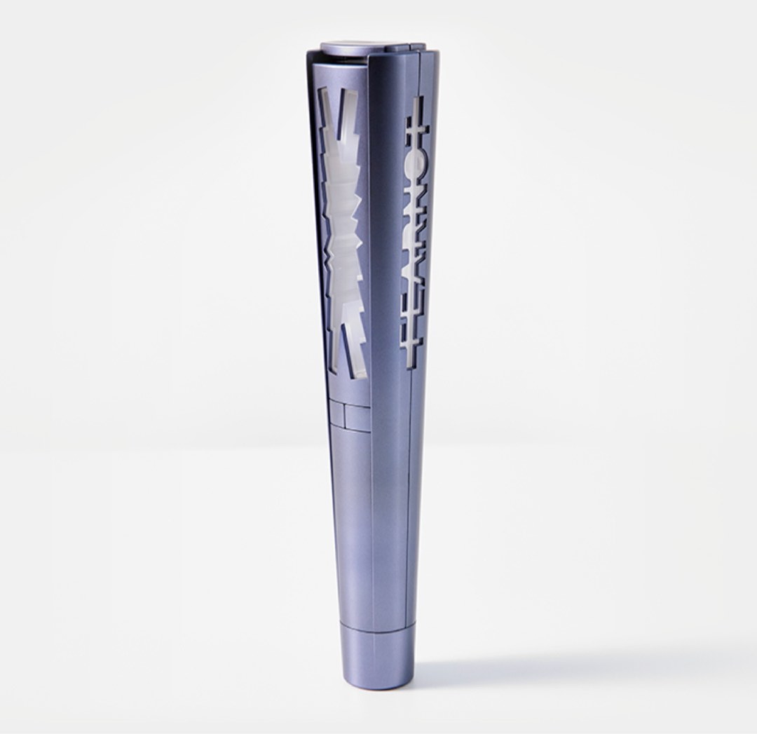 LE SSERAFIM official light stick 手燈（需要訂貨）, 興趣及遊戲, 收藏品及紀念品, 明星周邊 - Carousell