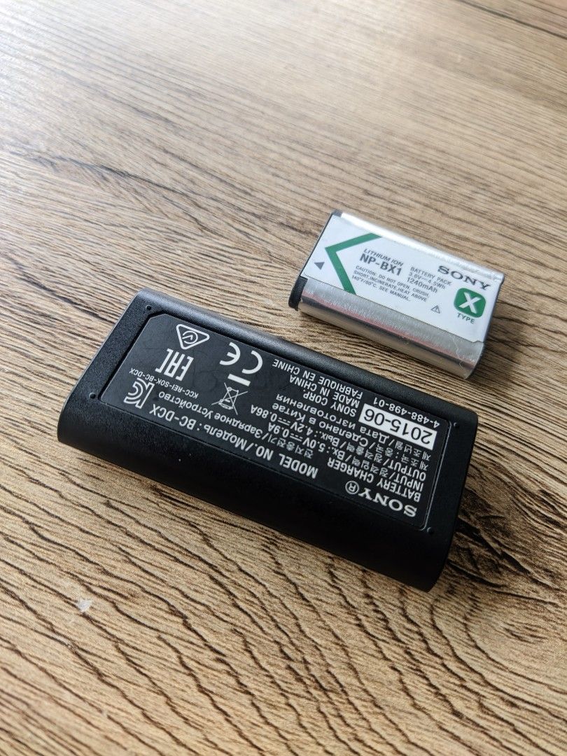 Original Sony travel charger BC-DCX with 1 original battery ...