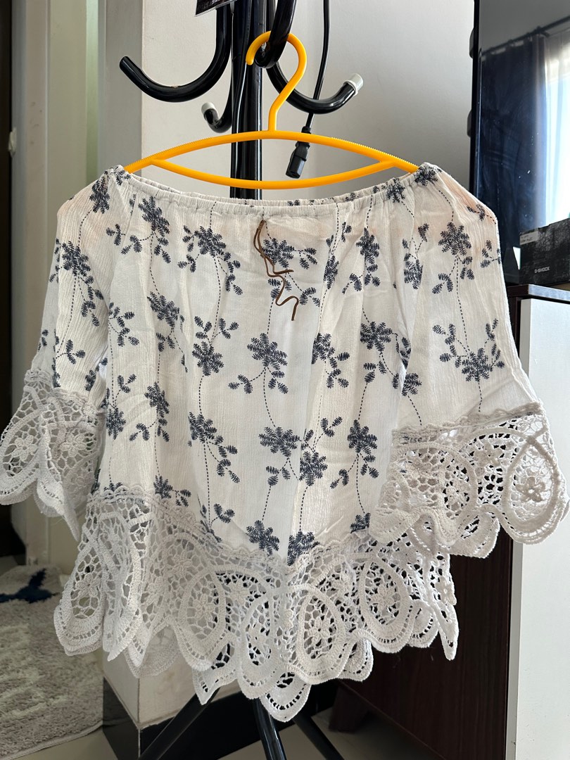 Sabrina Top, Fesyen Wanita, Pakaian Wanita, Atasan di Carousell