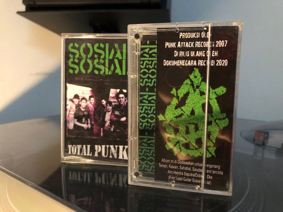 sosial sosial total punk kaset Cassette, Hobbies & Toys, Music & Media ...