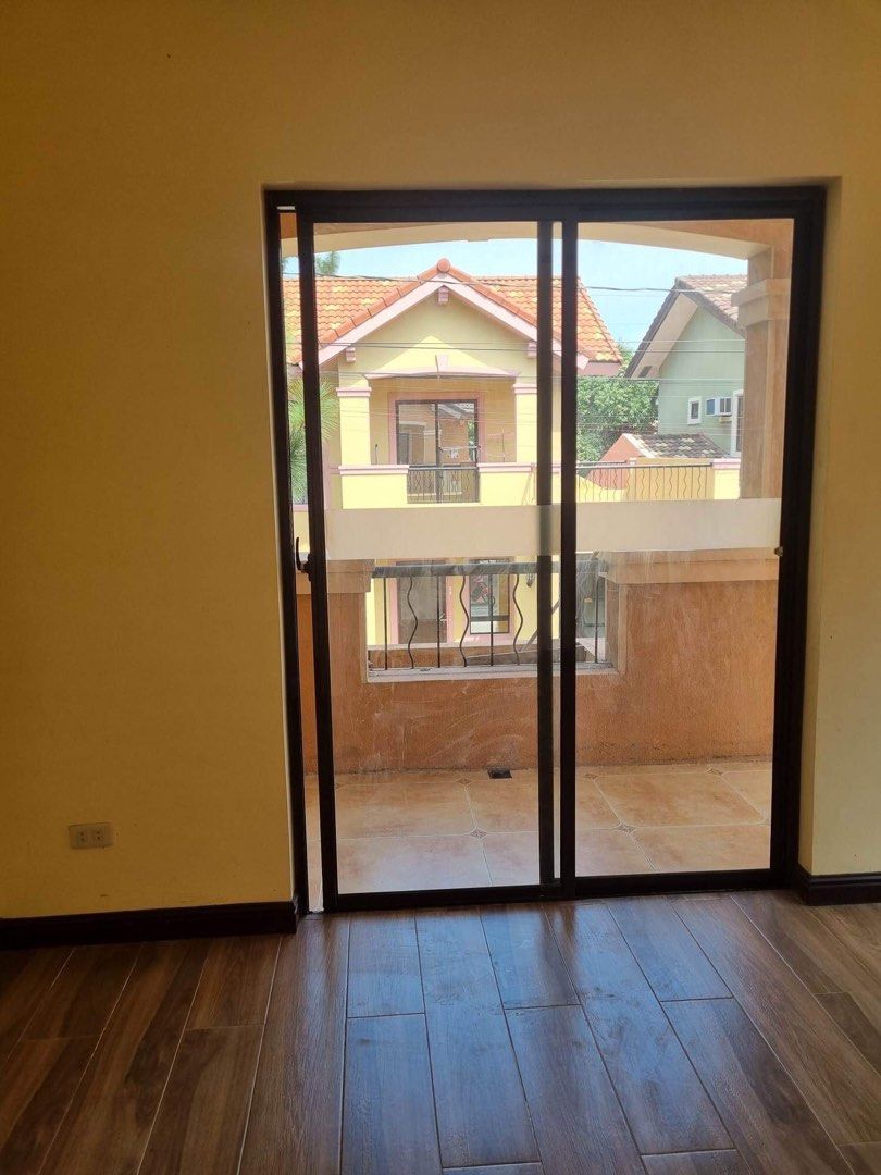 Valenza Crown Asia Brand New Corner House Big Lot near Nuvali Solenad ...