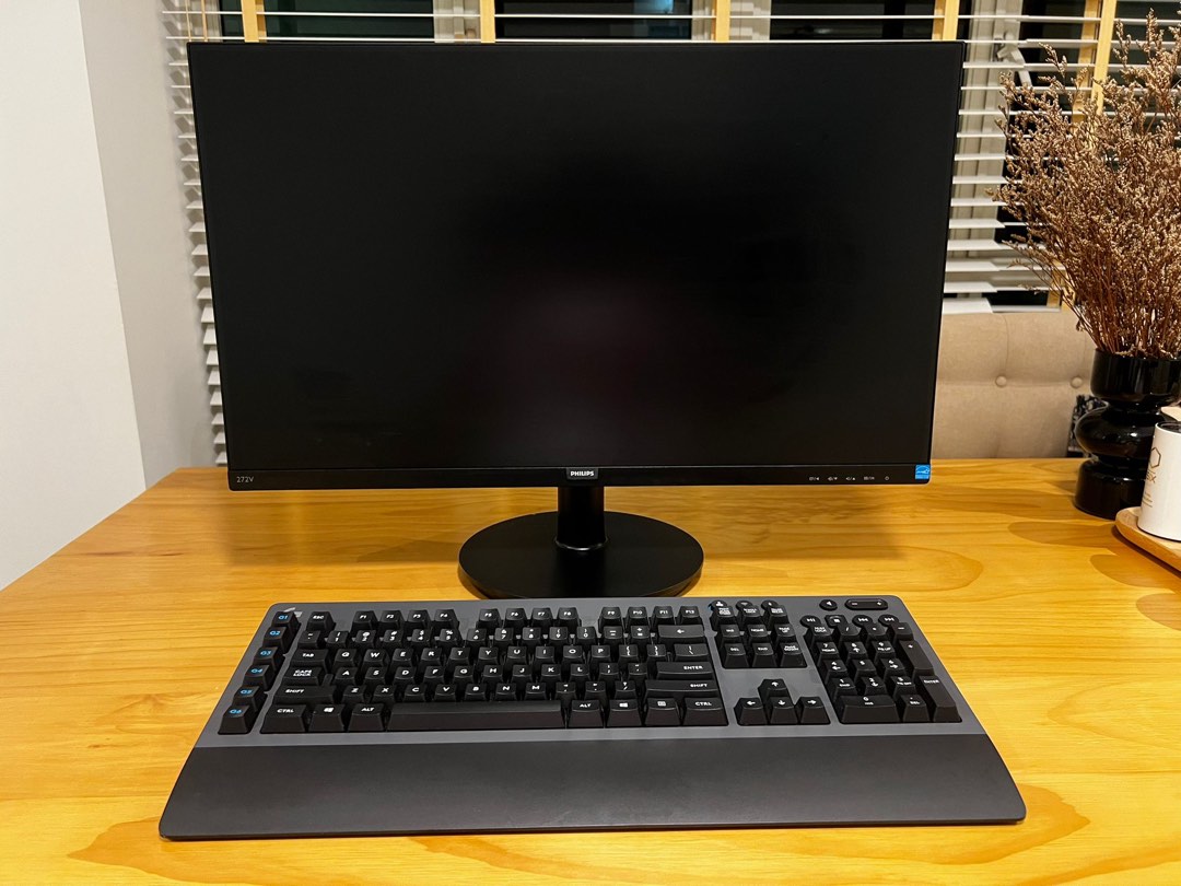 Almost brand new monitor & wireless keyboard, Computers & Tech, Parts ...