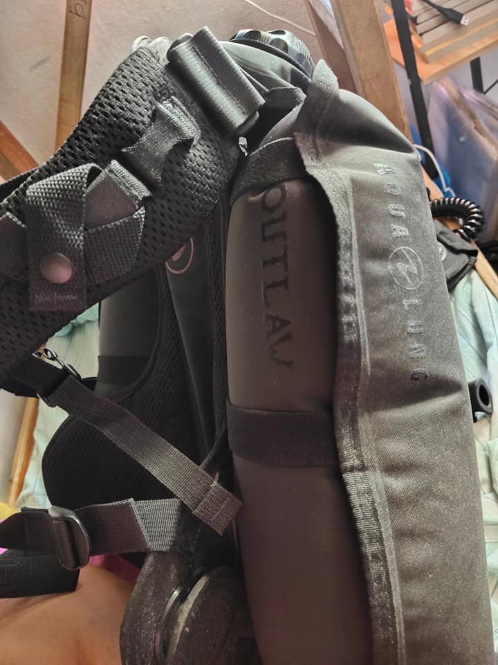 Aqualung OUTLAW BCD with weight pockets on Carousell