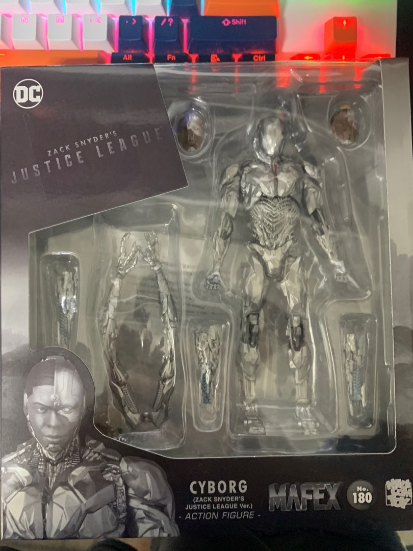 全新未開 Mafex 180 dc cyborg, 興趣及遊戲, 玩具 & 遊戲類 - Carousell