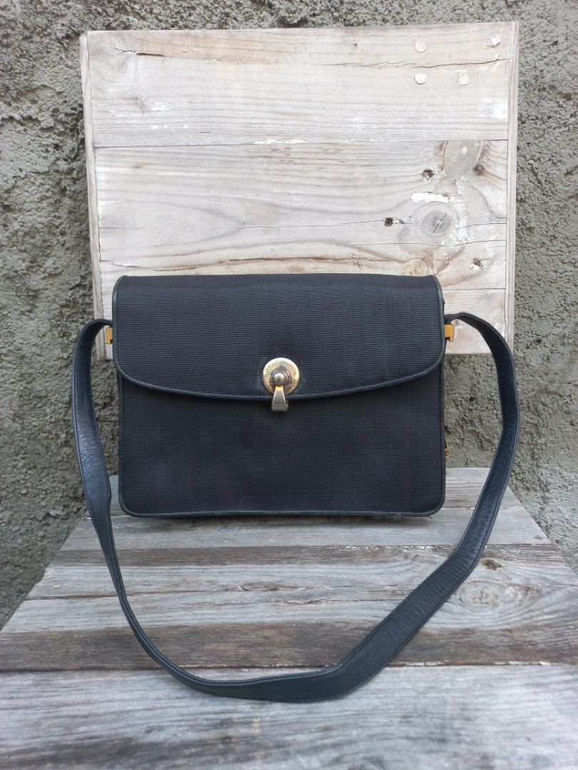 Tas hitam shoulder, Fesyen Wanita, Tas & Dompet di Carousell