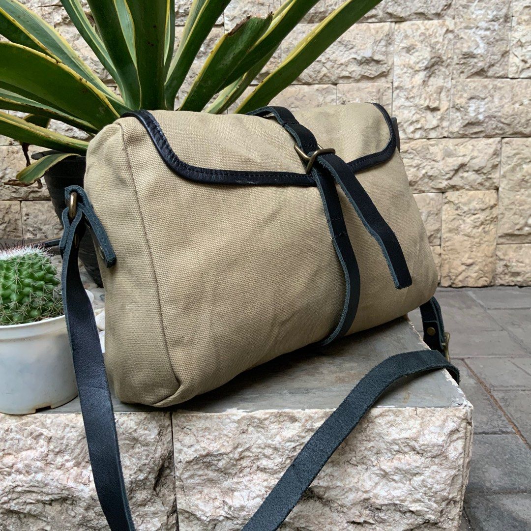 TRIFFER CANVAS MIX LEATHER 8061 KHAKI SLING BAG X FILSON, Fesyen Pria ...