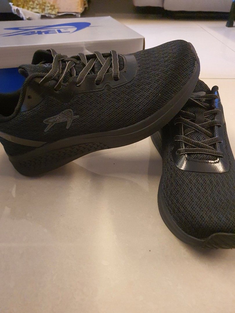 Axel shoes, Women's Fashion, Footwear, Sneakers on Carousell