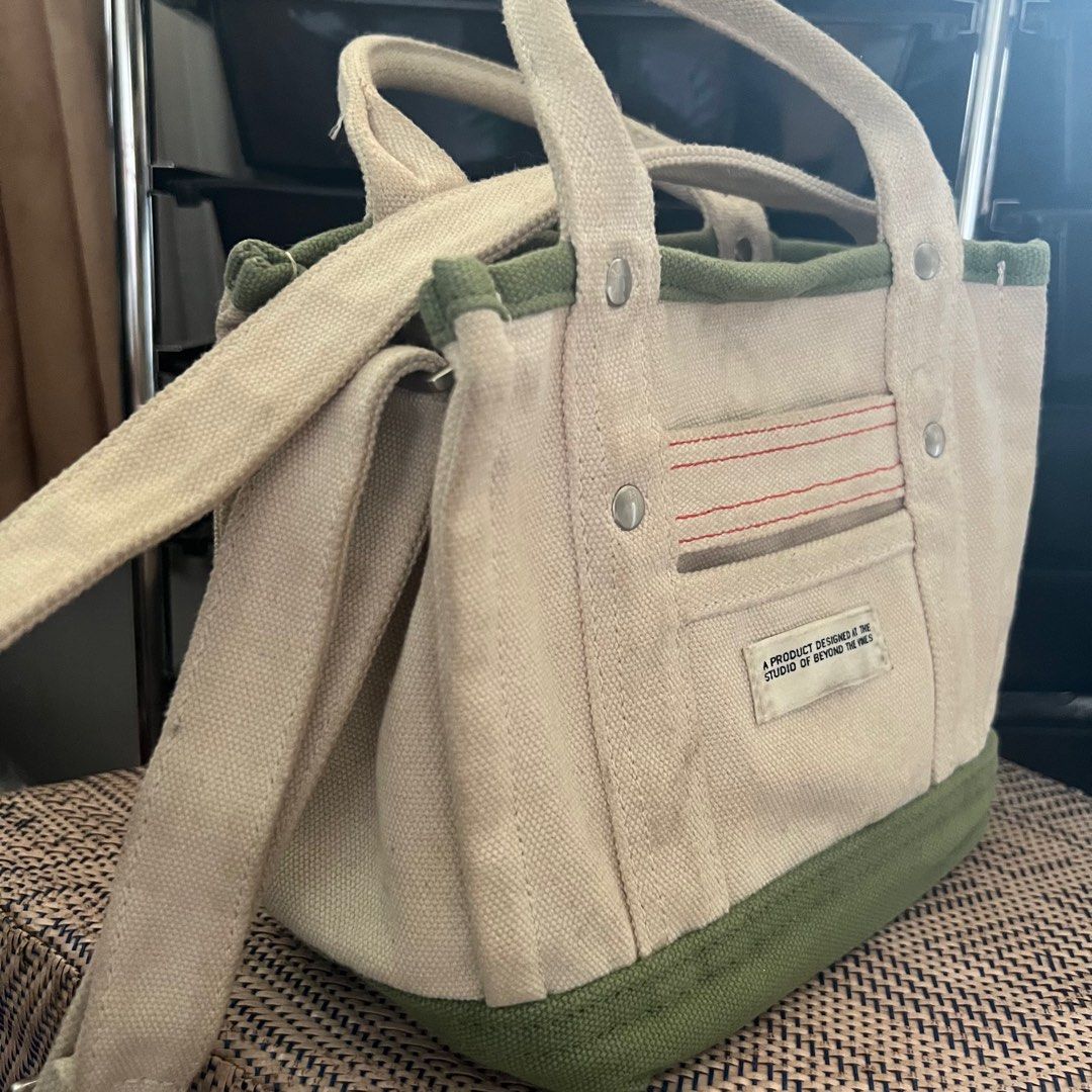 Beyond the vines canvas carry all 0.5, Women's Fashion, Bags & Wallets ...