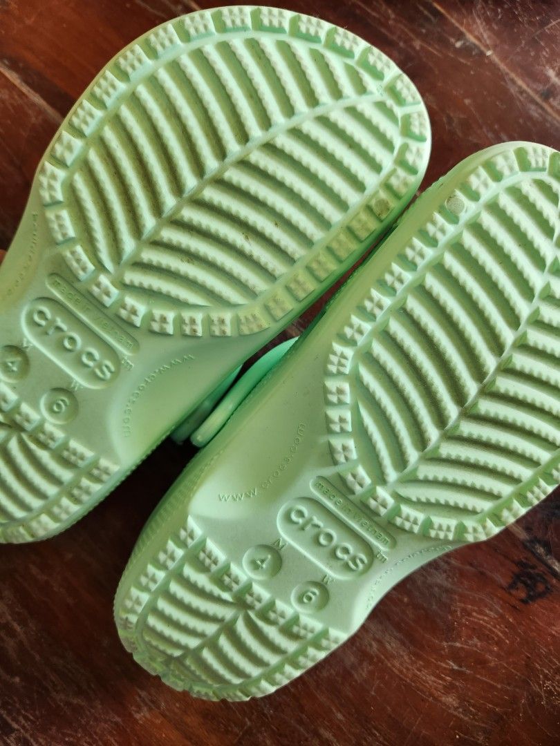 Crocs Mint Green, Women's Fashion, Footwear, Flats & Sandals on Carousell