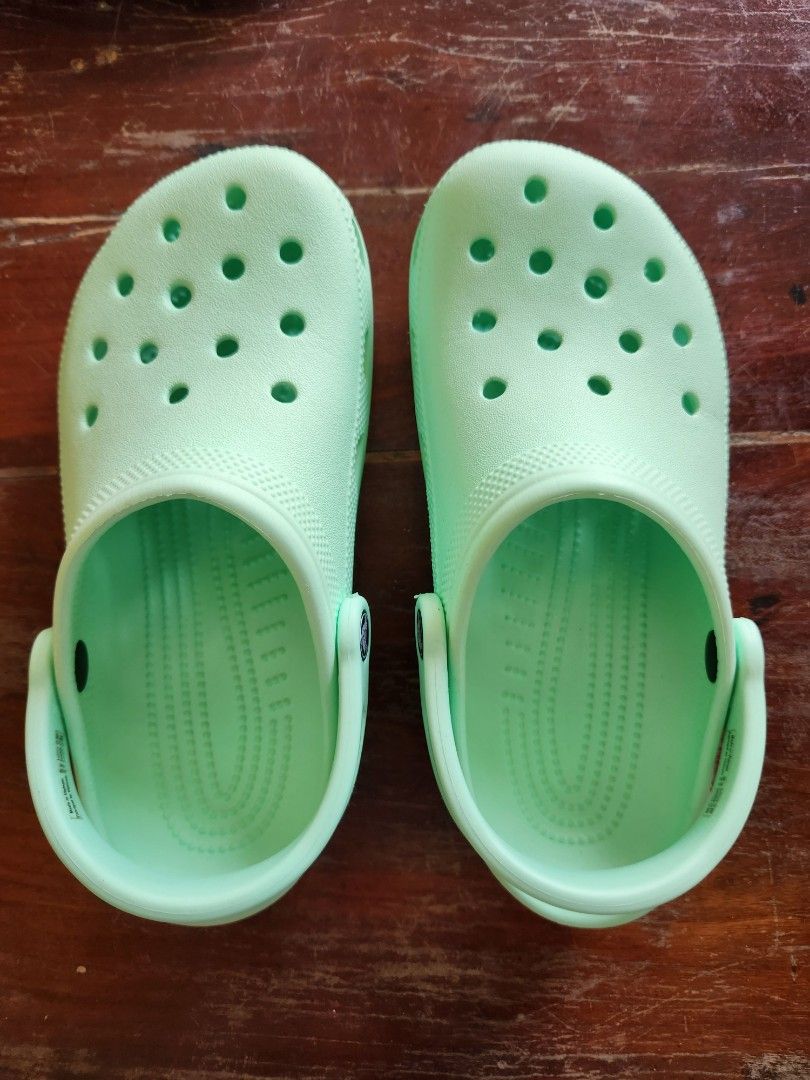 Crocs Mint Green, Women's Fashion, Footwear, Flats & Sandals on Carousell