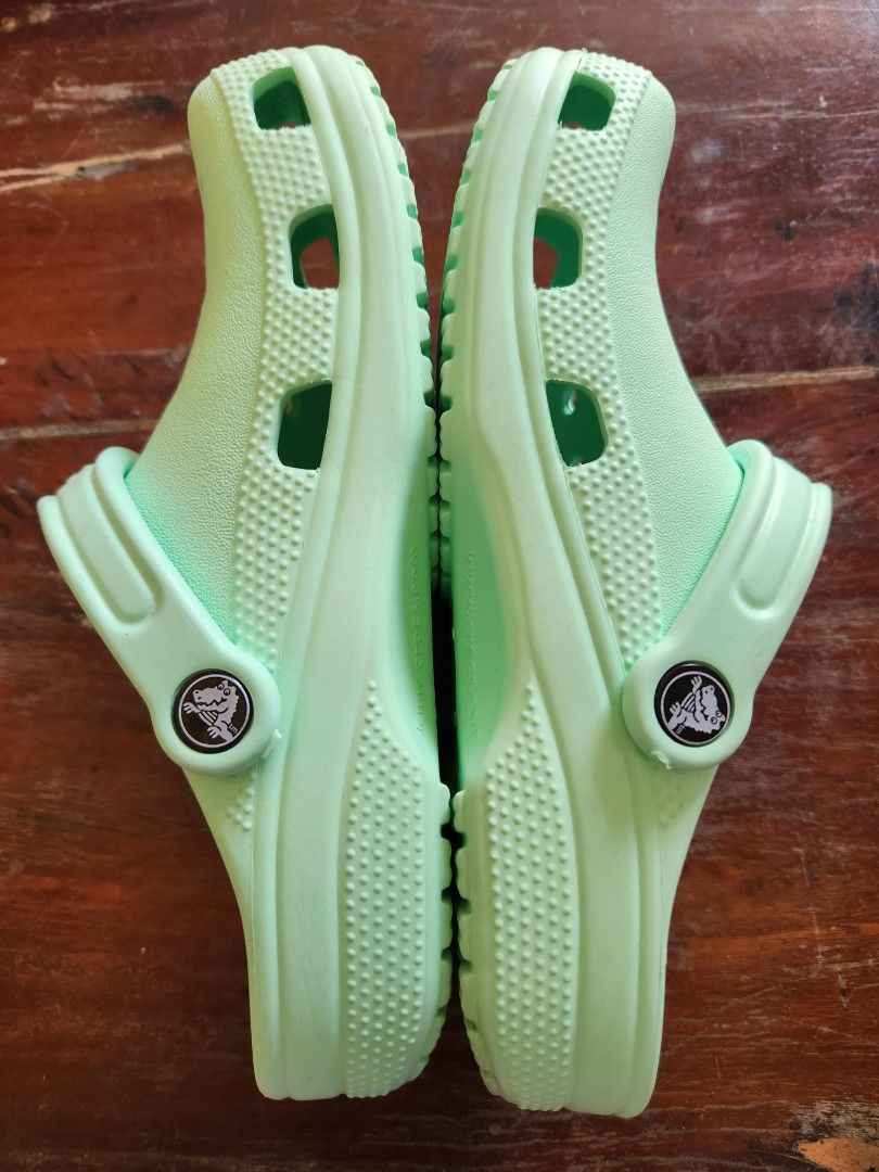 Crocs Mint Green, Women's Fashion, Footwear, Flats & Sandals on Carousell