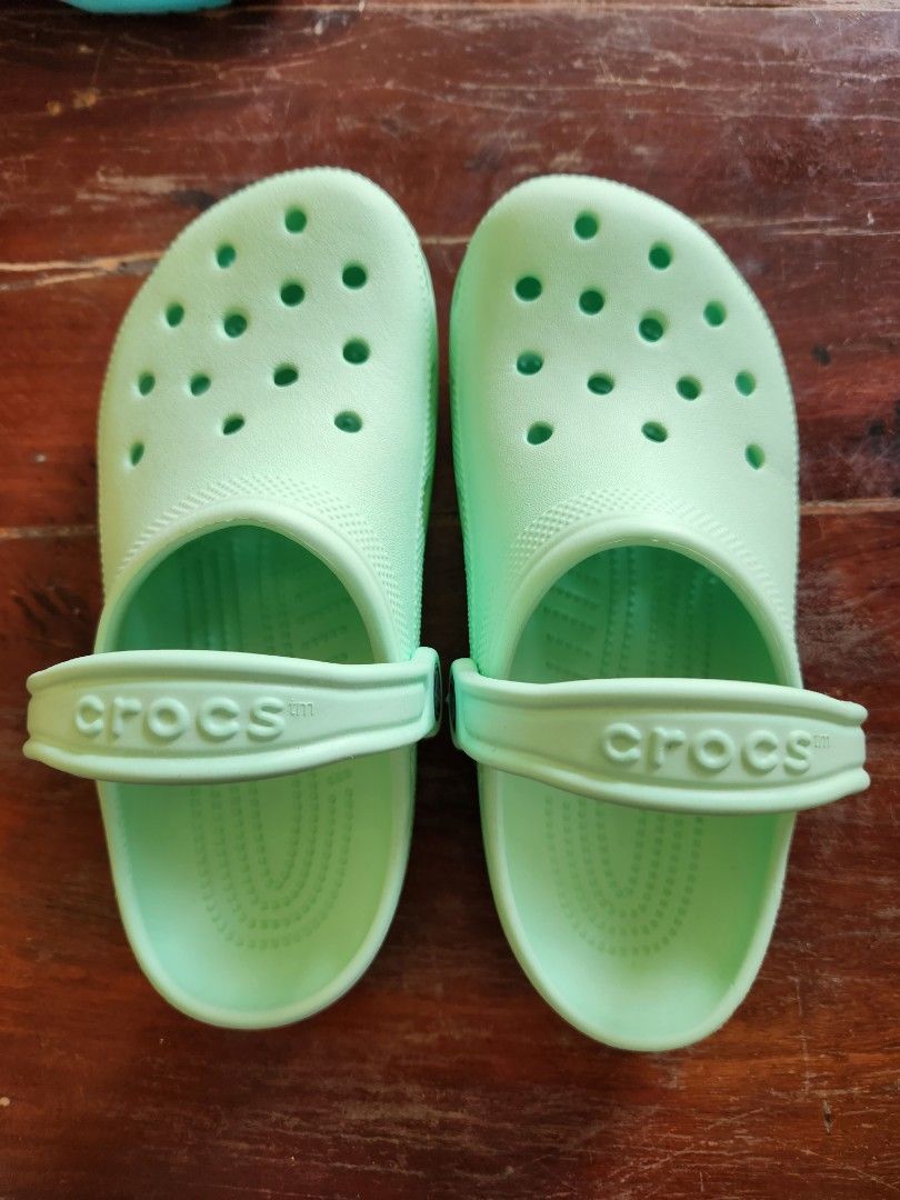 Crocs Mint Green, Women's Fashion, Footwear, Flats & Sandals on Carousell