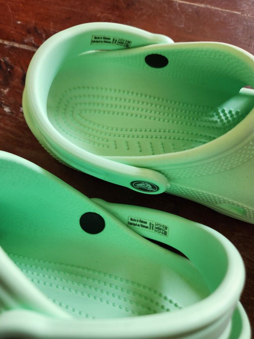 Crocs Mint Green, Women's Fashion, Footwear, Flats & Sandals on Carousell