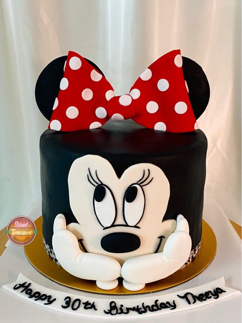 Minnie Mouse fondant cake, Food & Drinks, Homemade Bakes on Carousell