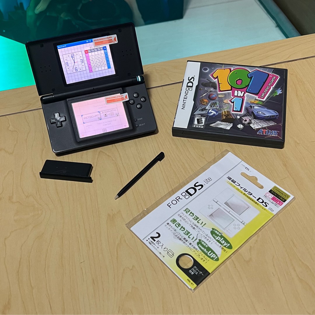 Nintendo Ds lite console with new screen protectors + 1 free game ...