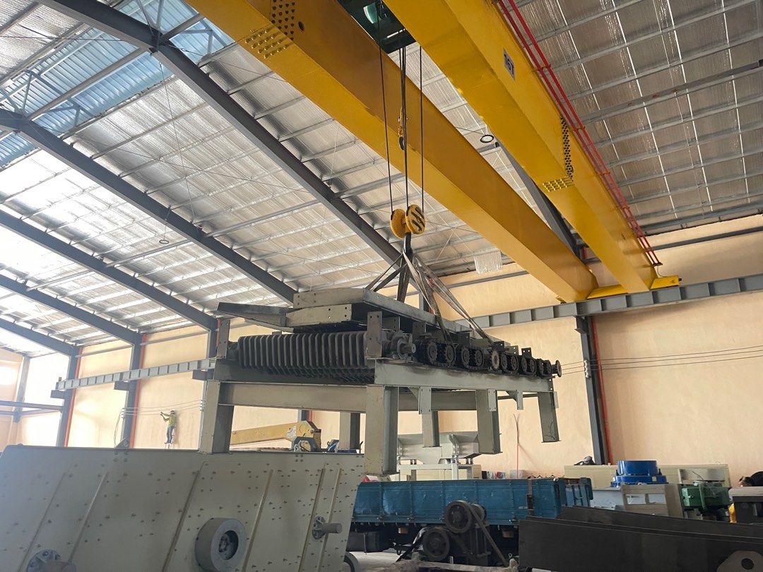 overhead crane/, Commercial & Industrial, Industrial Equipment on Carousell