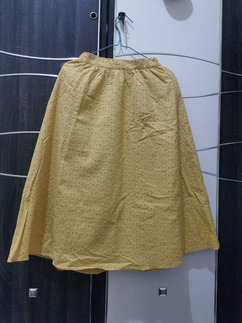 SALE khusus Hari INi!!! Rok Katbol GU Uniqlo warna soft yellow, Fesyen ...