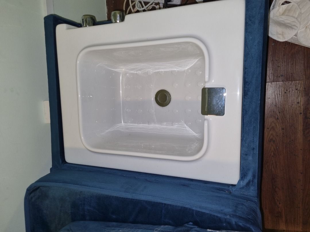 Salon bed with foot bath, electronic back rest, Furniture & Home Living ...