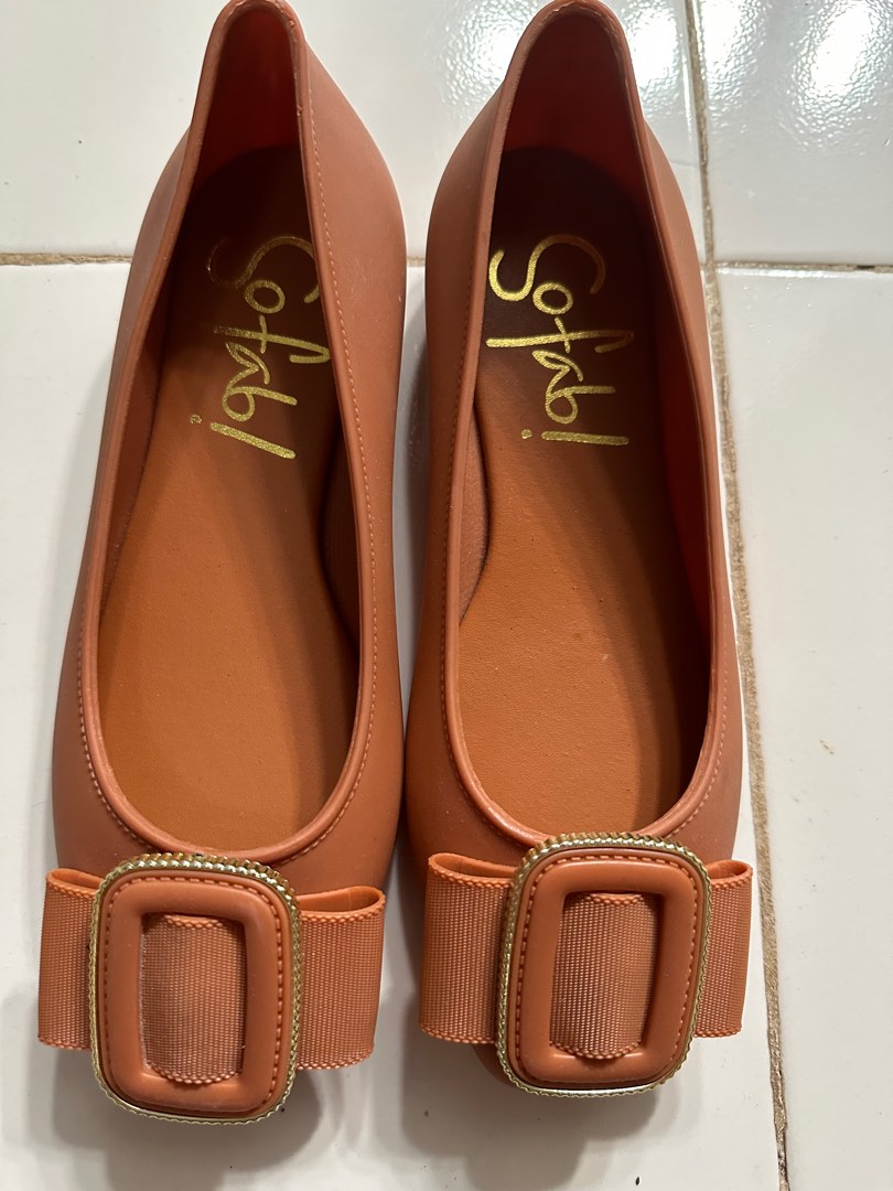 So fab jelly shoes, Women's Fashion, Footwear, Flats & Sandals on Carousell