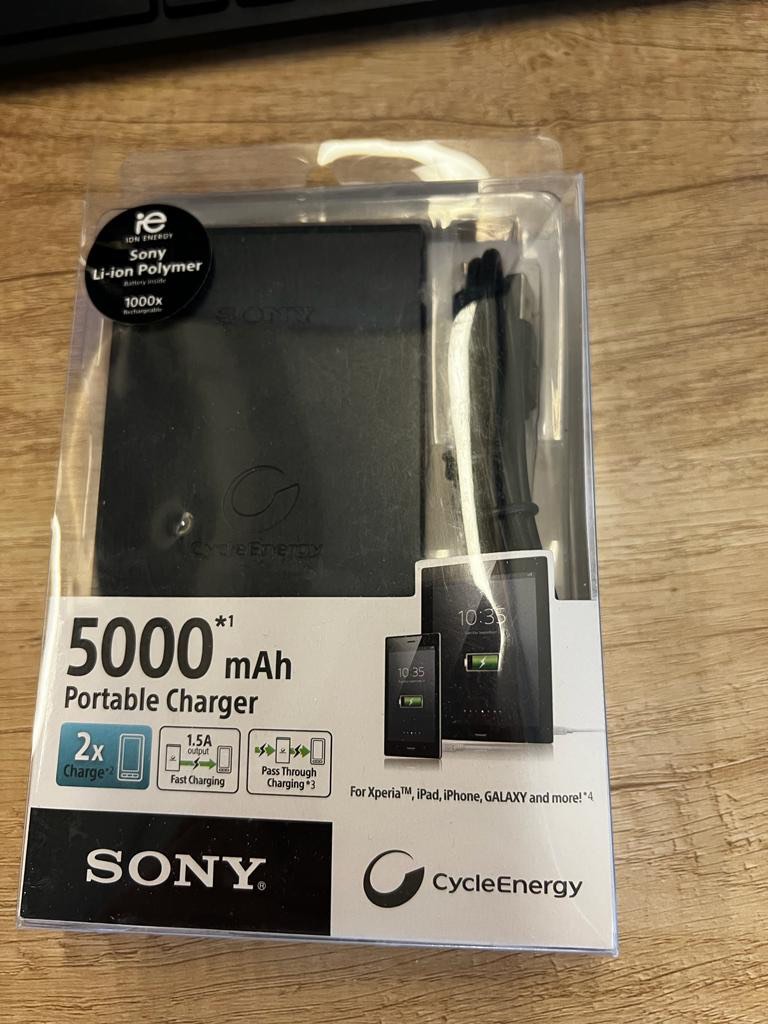 Sony portable charger 5000mAh 流動充電器（尿袋）, 手提電話, 電話及其他裝置配件, 充電器及電線 ...