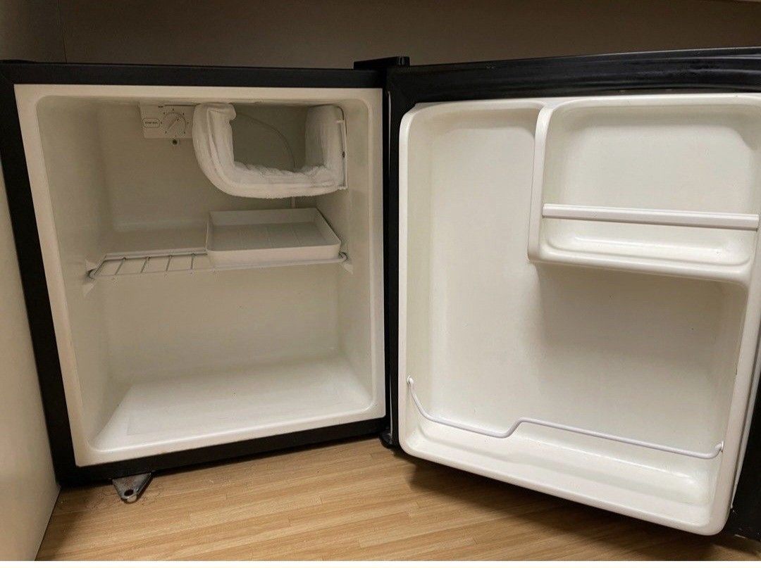 Used Elba mini bar fridge in good working condition, TV & Home ...