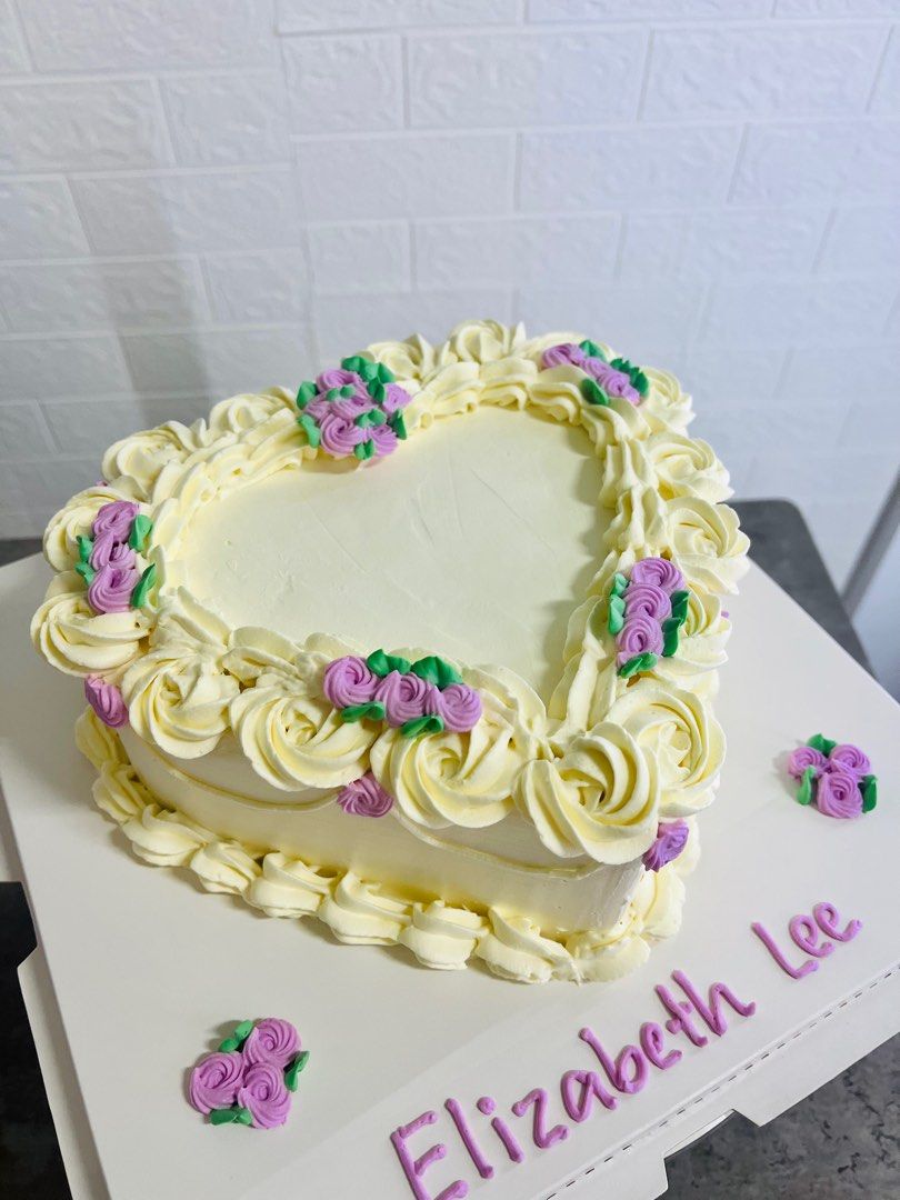 Free delivery! 8 inch heart shaped vintage cake, Food & Drinks ...