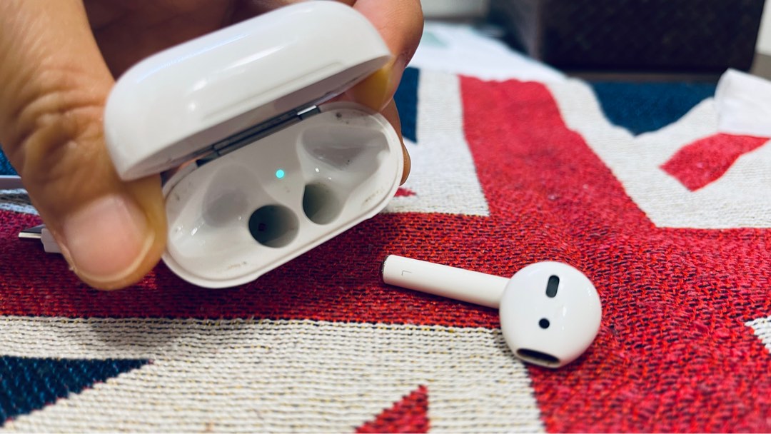 AirPod 1 case and left ear only, 手提電話, 電話及其他裝置配件, 其他電子周邊配件及產品 - Carousell