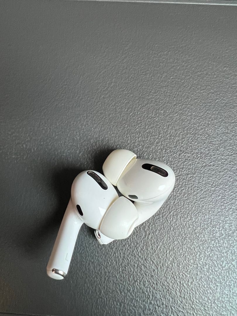 Apple Airpods Pro 1st Gen Earbuds left and right, Audio, Earphones on ...