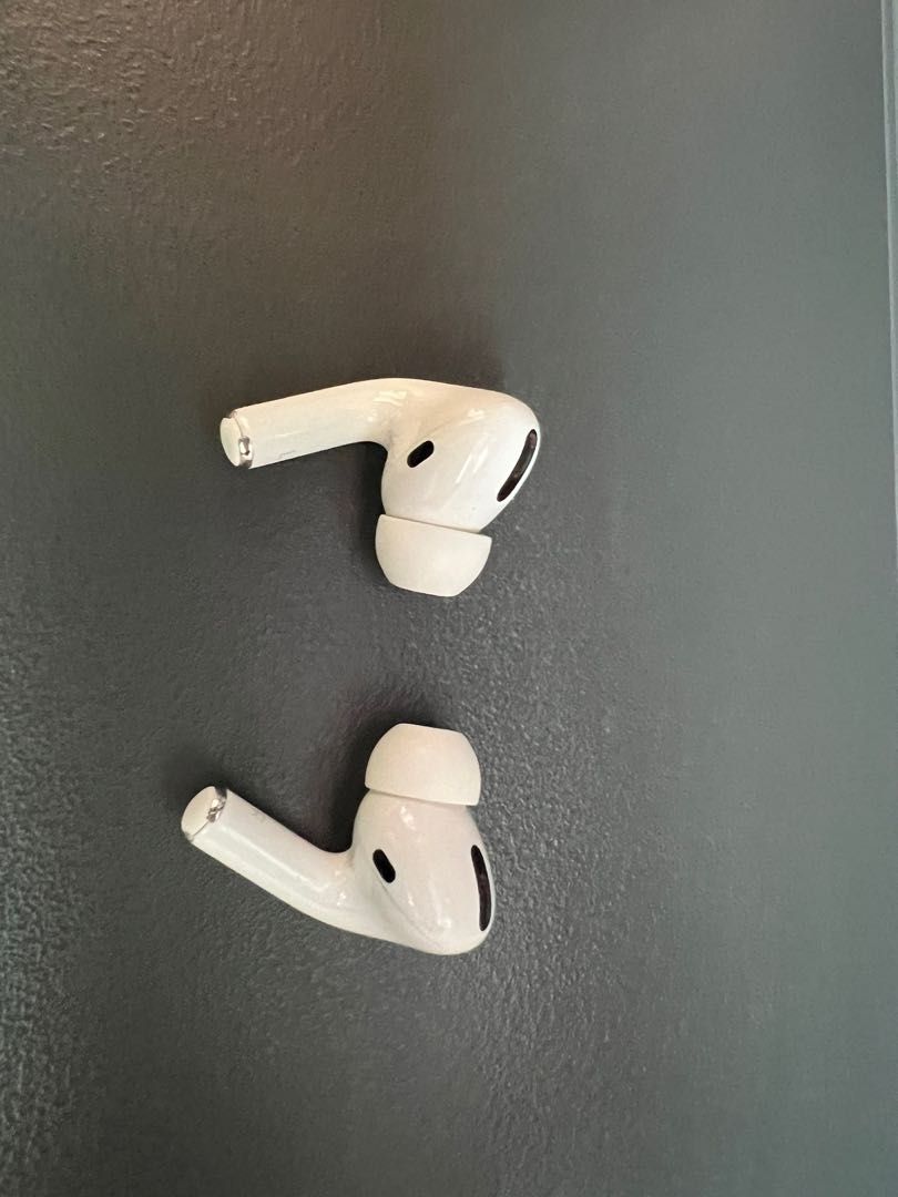 Apple Airpods Pro 1st Gen Earbuds left and right, Audio, Earphones on ...