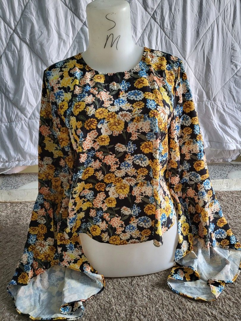 Baju bunga, Fesyen Wanita, Pakaian Wanita, Atasan di Carousell