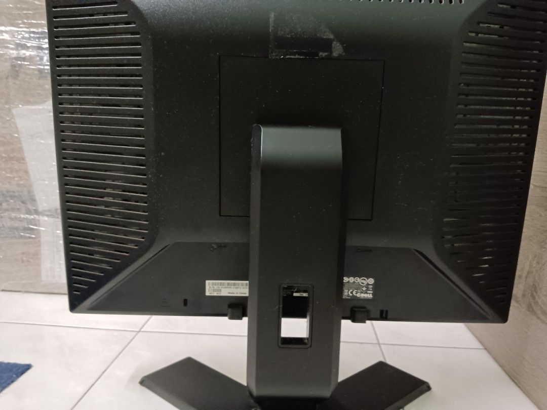 Dell Monitor 18 inch, Computers & Tech, Desktops on Carousell