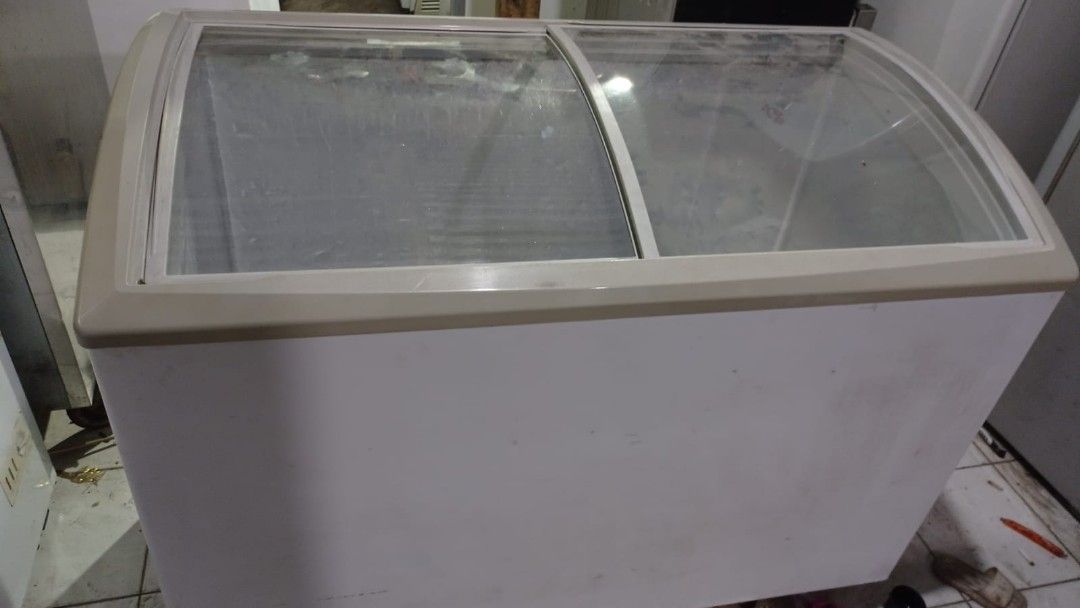 Freezer kaca, Elektronik, Lainnya di Carousell