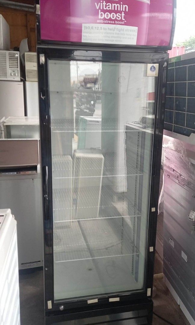 SELLING UPRIGHT GLASS DOOR CHILLER!!!! on Carousell