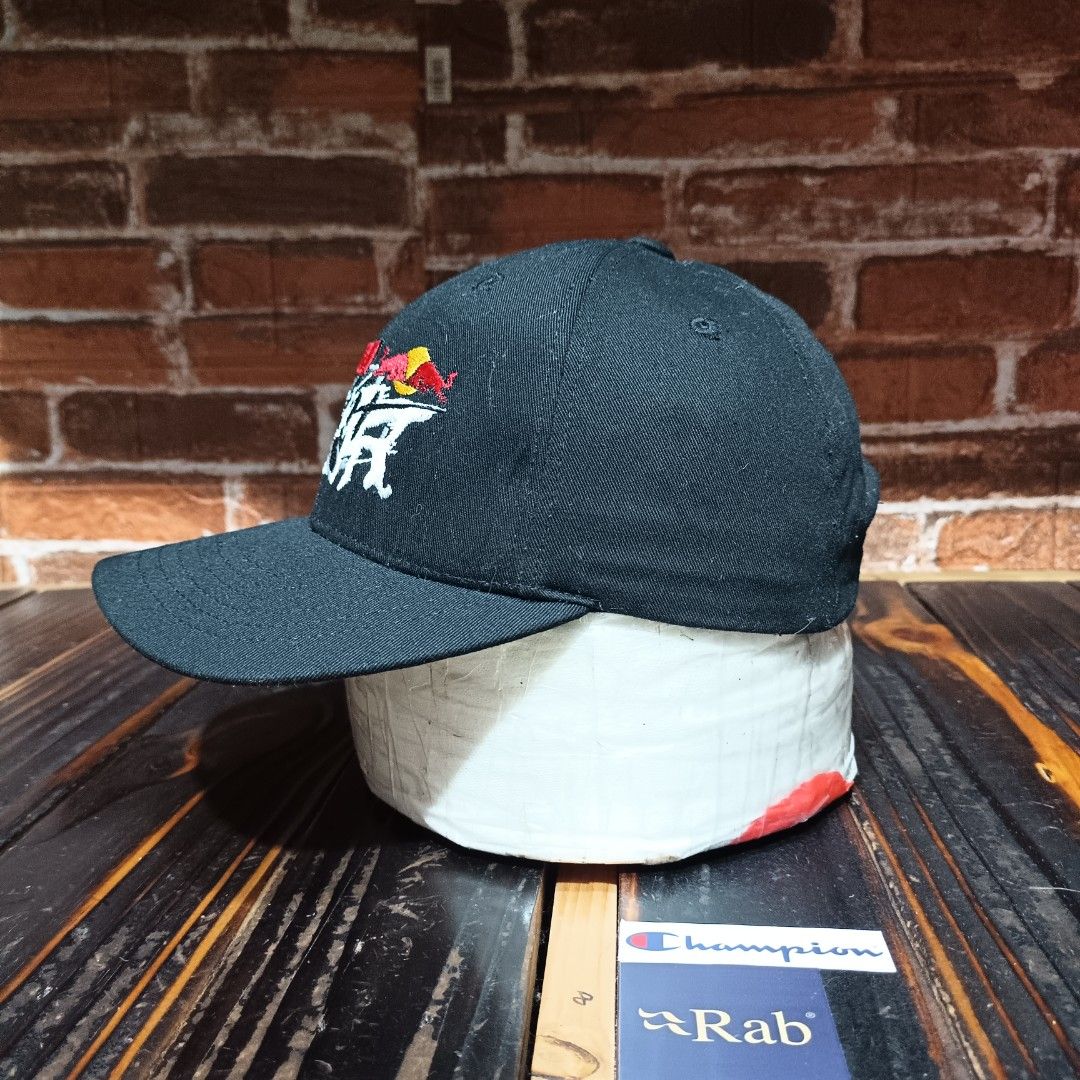 Topi *RED BULL*, Fesyen Pria, Aksesoris, Topi di Carousell