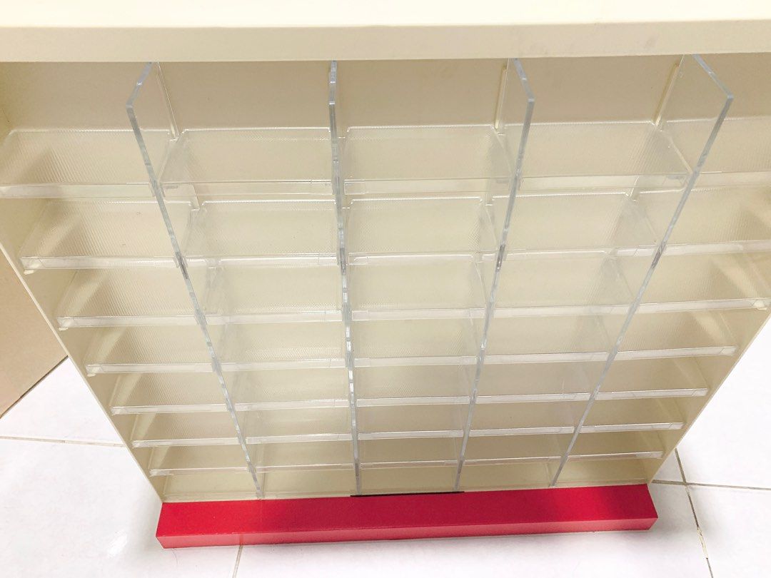 近全新 實物拍 Tomica display case 展示柜 展示架 陳列柜, 興趣及遊戲, 玩具 & 遊戲類 - Carousell