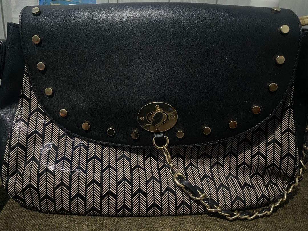Cyzone cross body bag on Carousell
