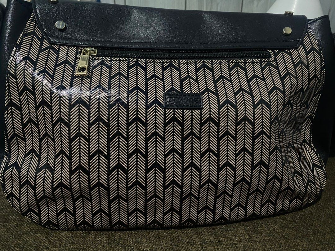 Cyzone cross body bag on Carousell