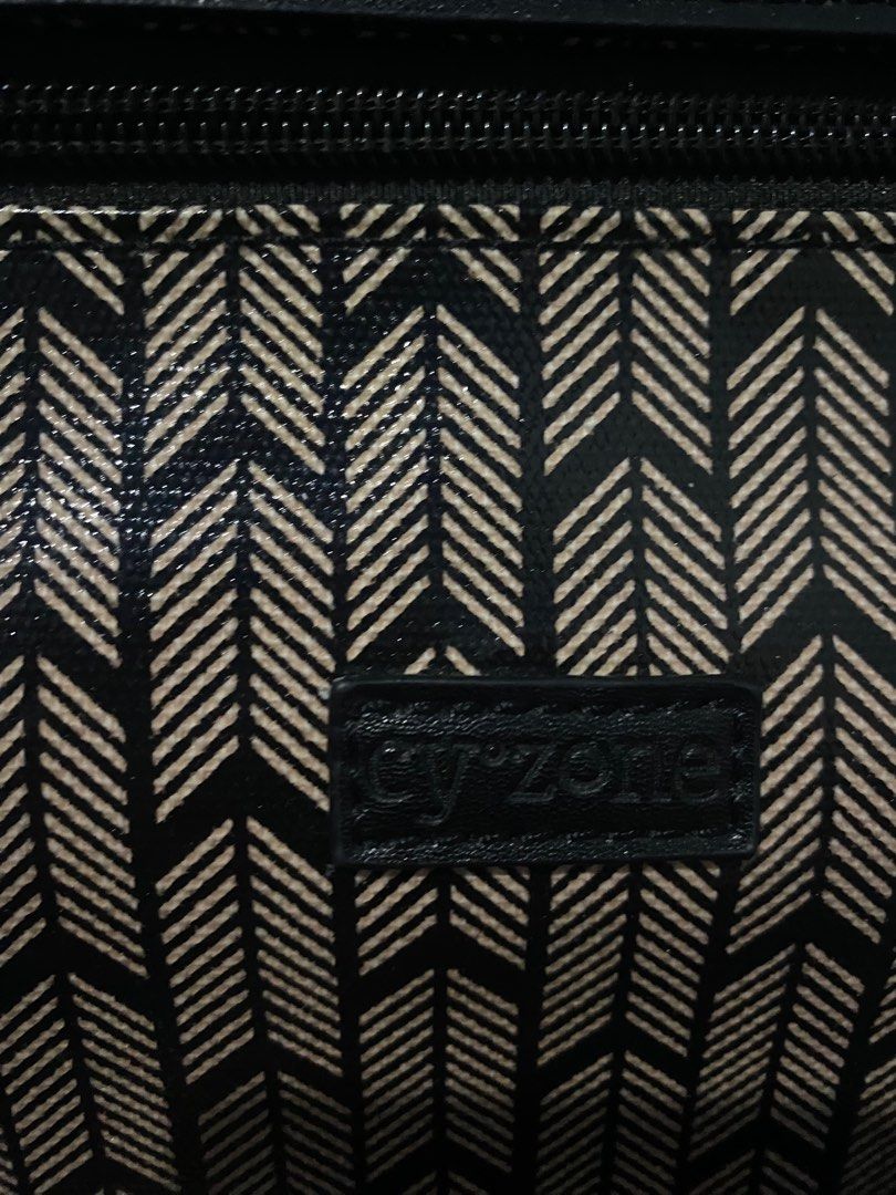 Cyzone cross body bag on Carousell