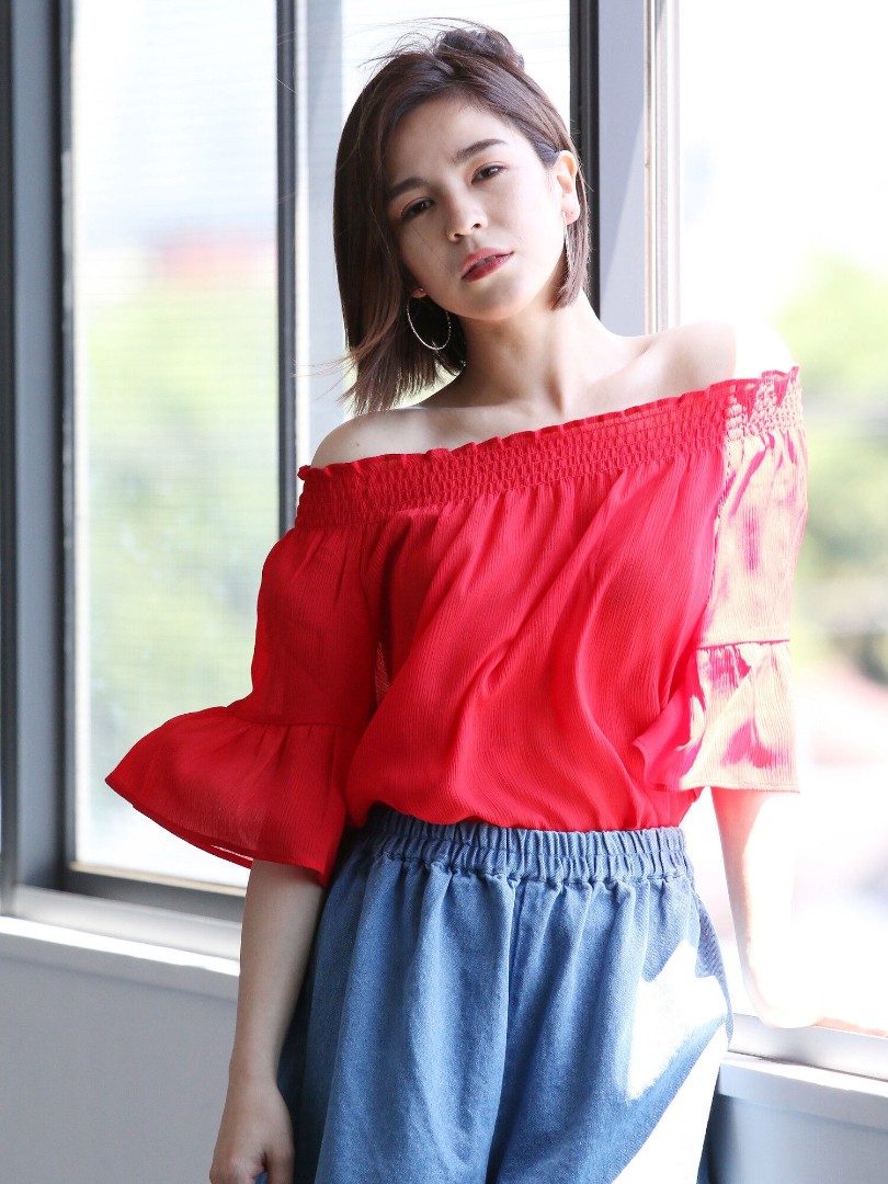 Hyphen World Gallery Blouse off shoulders Red with smoke, Fesyen Wanita ...