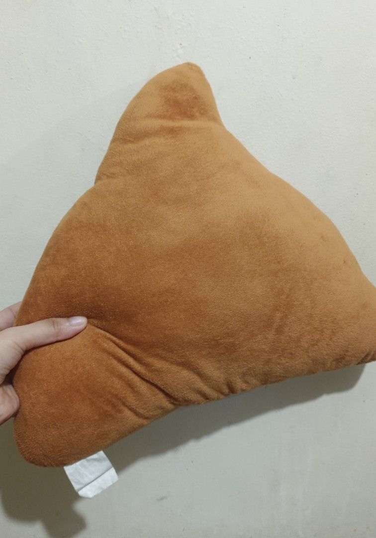 Nakangiti na poop pillow on Carousell