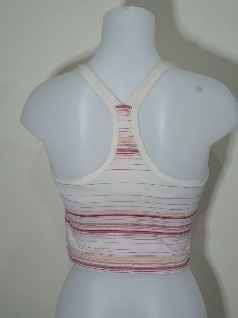 Nike Cropped Workout Top, Women's Fashion, Activewear on Carousell