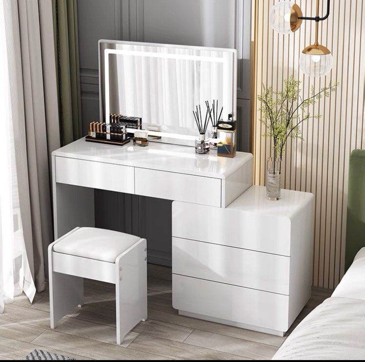 PrEtTy VaniTy taBle Set, Furniture & Home Living, Furniture, Tables ...