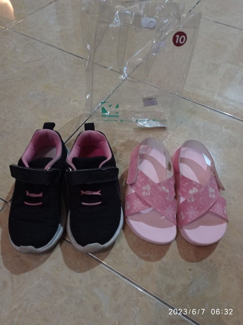Set toe zone sendal dan shoes school, Bayi & Anak, Baju Anak Perempuan ...