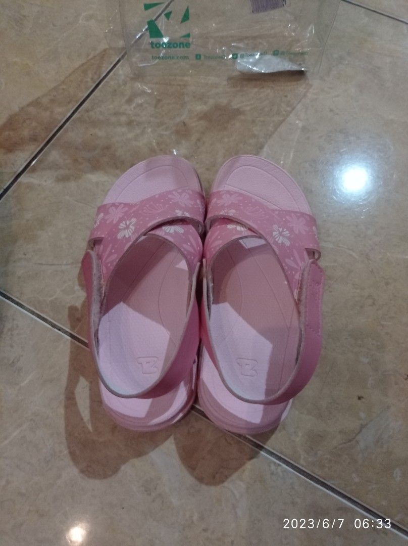 Set toe zone sendal dan shoes school, Bayi & Anak, Baju Anak Perempuan ...