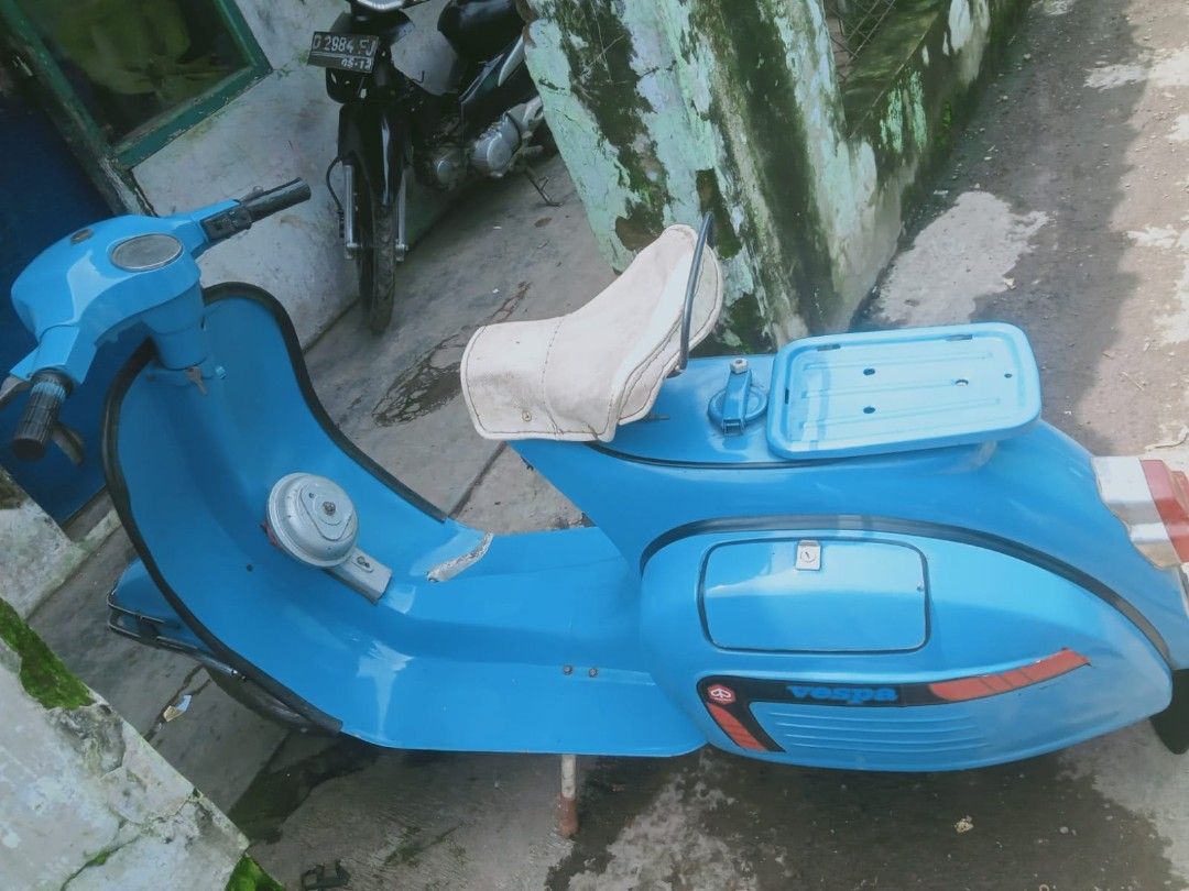 Vespa rare Bajaj Super Edisi akhir tahun 83, Motor di Carousell